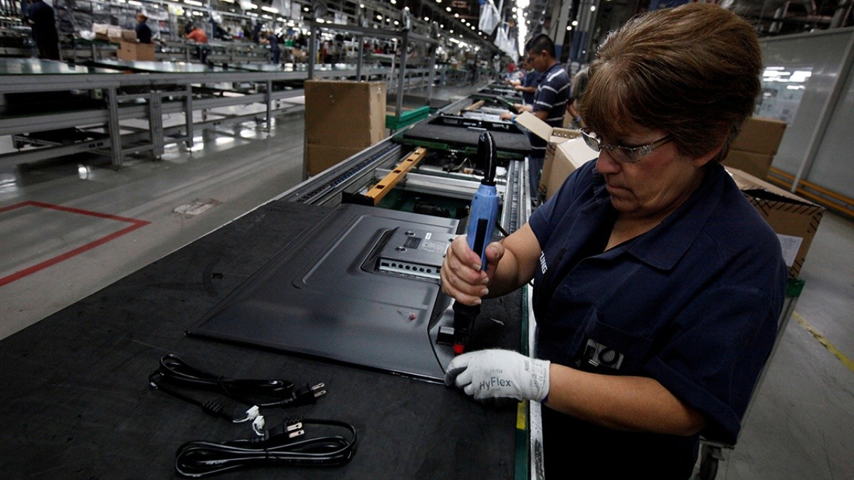 Industria eléctrica y electrónica lideran creación de empleo en NL